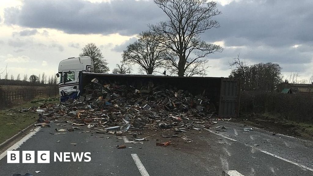 Lorry sheds tonnes of scrap across road near Faringdon - BBC News