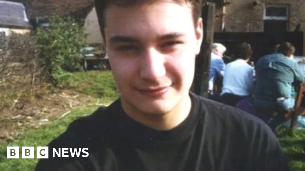 Two lives ruined by heroin - BBC News