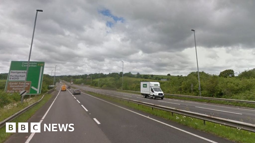 Police officers hurt in 999 call crash on A48 near Foelgastell - BBC News