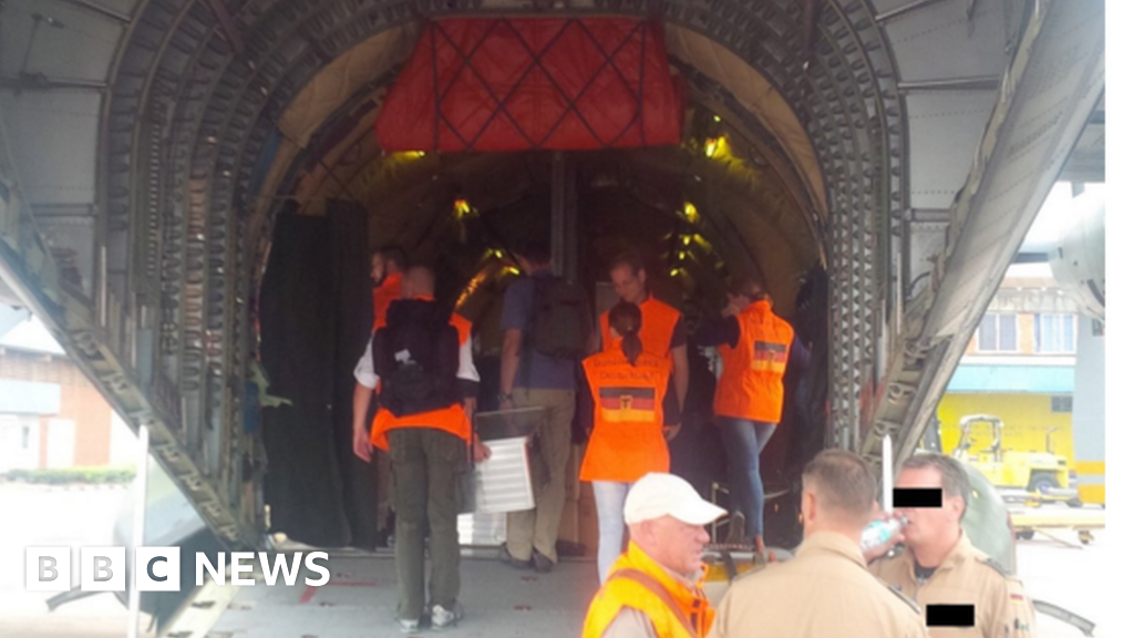 South Sudan: Mass evacuation of foreigners - BBC News