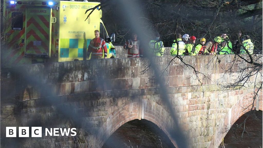 Newtown: River Severn rescue launched for missing man - BBC News