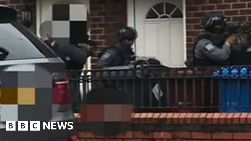 Police apologise over Manchester wrong-house raid - BBC News