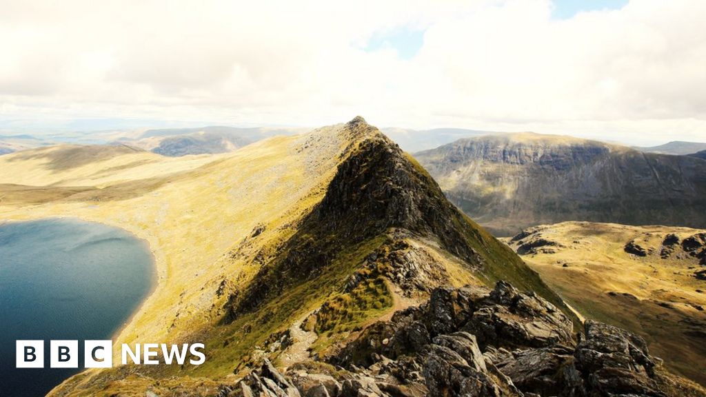 Helvellyn fall: Walker dies after 650ft mountain plunge - BBC News