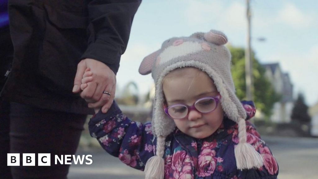 The three-year-old who is learning to use a cane - BBC News