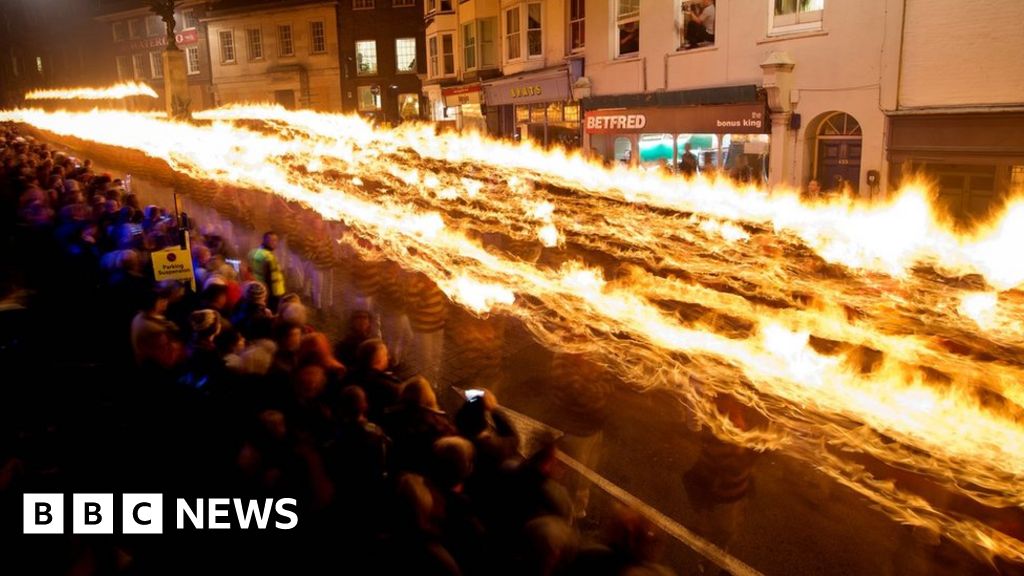Revellers descend on Lewes for bonfire celebrations - BBC News