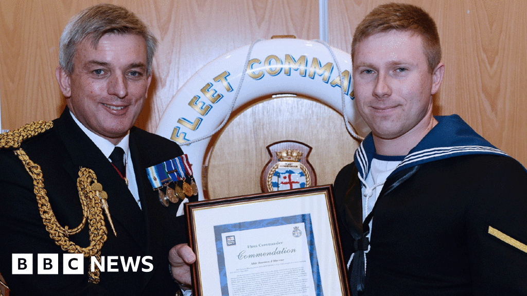 Inverness sailor Jonathan Murray honoured for rescue - BBC News