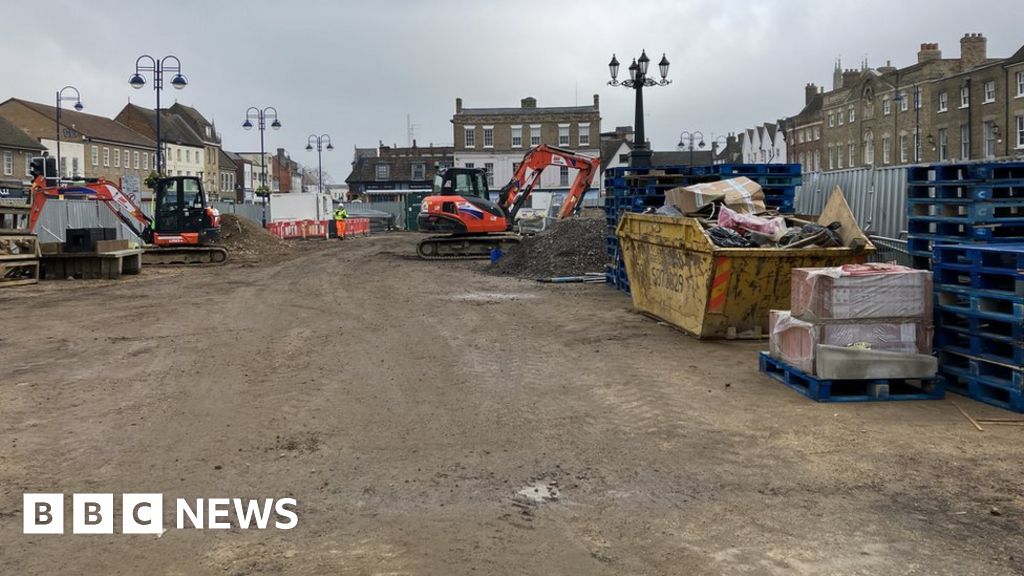 St Neots traders blame market square revamp for struggles - BBC News