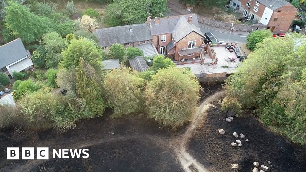 Mountsorrel fire: Flames 'no further than 10 feet ' away from homes ...