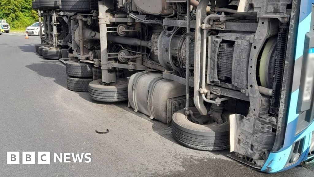 A303 road fully reopens after overturned lorry