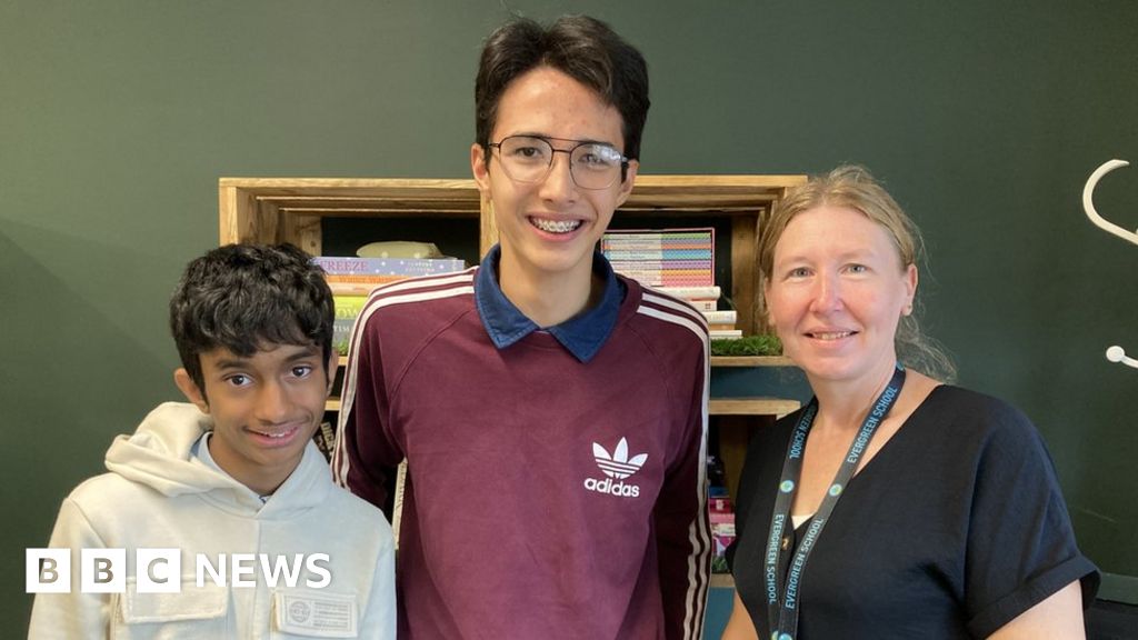 Warwick school's plan to create a music classroom on a bus - BBC News