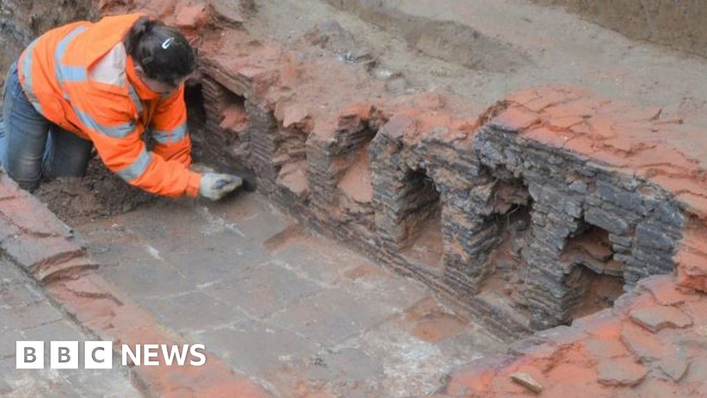 Medieval artefacts found under Reading housing development - BBC News