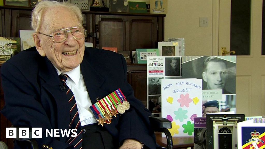 WW2 veteran receives 4,000 cards for 105th birthday - BBC News