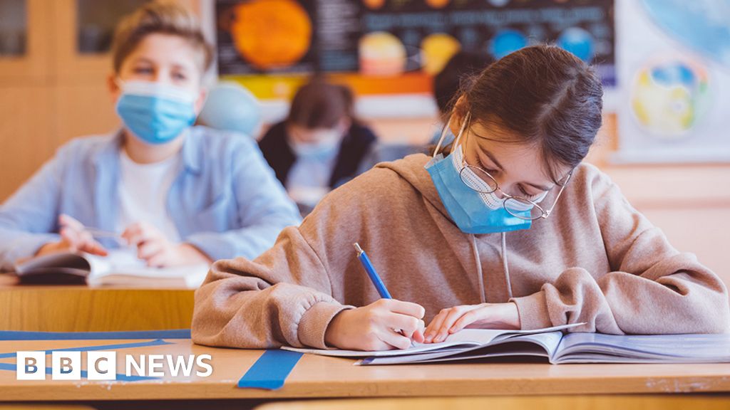 Covid: 'All secondary pupils' should wear masks in class