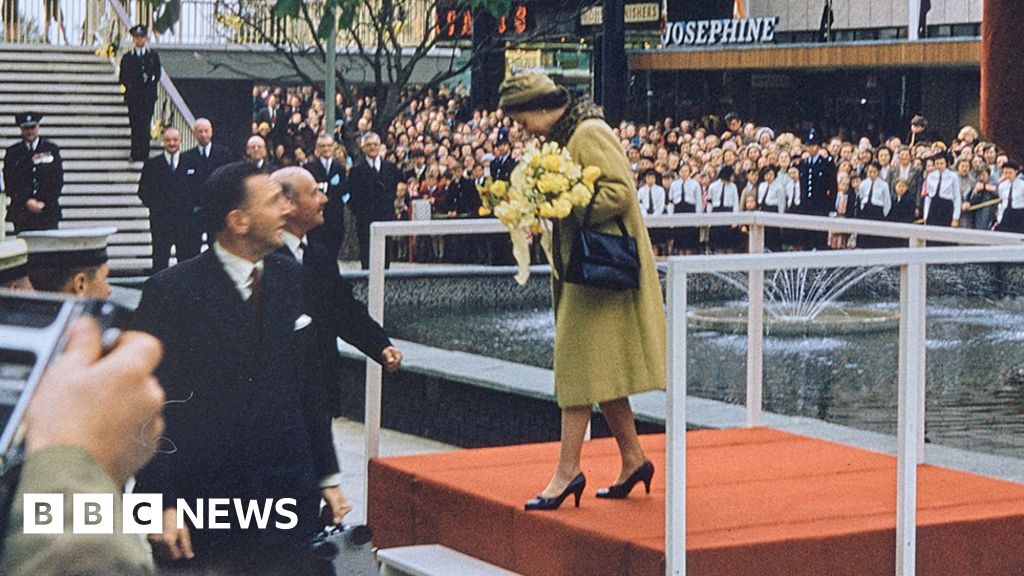 Stevenage Museum shows never seen before Queen photo - BBC News
