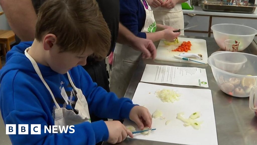 TV chef supports Devon charity cookery classes - BBC News