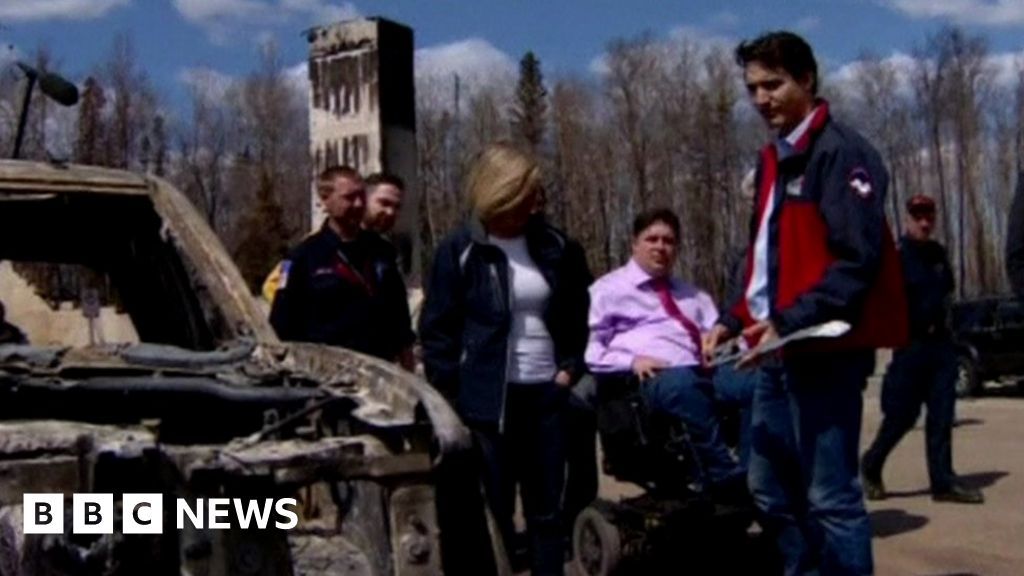 Canada wildfire: Justin Trudeau visits Fort McMurray - BBC News Canada wildfire: Justin Trudeau visits Fort McMurray - BBC News