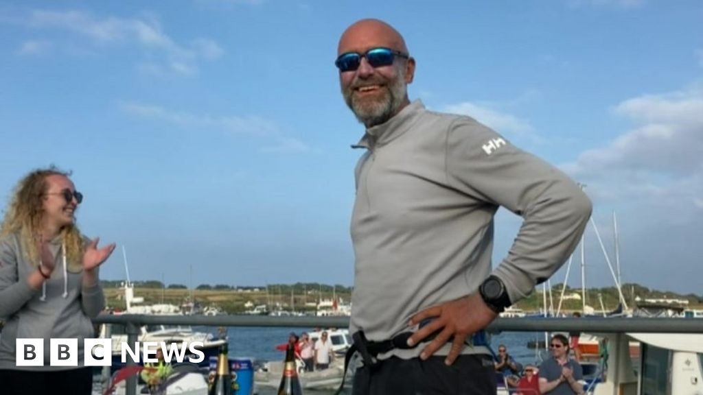 Ex-SAS soldier from Hereford completes solo Atlantic row - BBC News