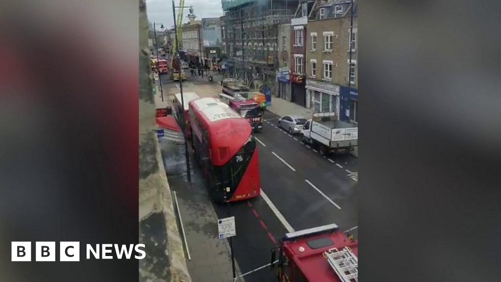Stoke Newington: Building collapse forces road closure - BBC News