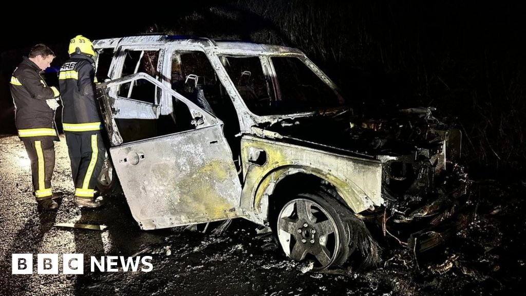 Vehicle destroyed by fire and smoke in Devon - BBC News