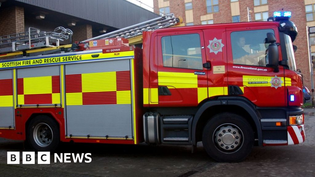 Girl suffers head burns in Paisley house fire - BBC News