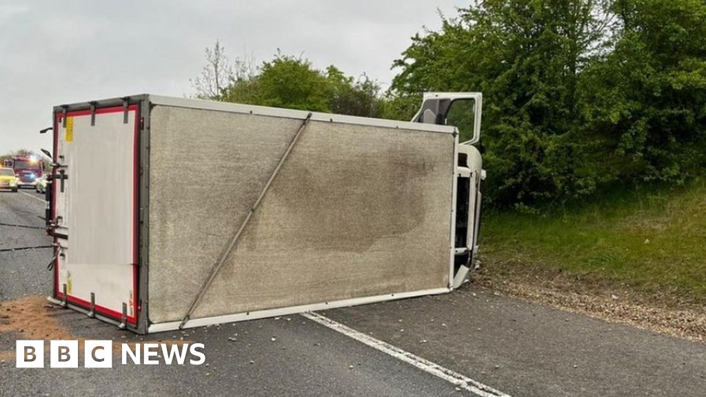 M11 blocked as lorry overturns near Saffron Walden in rush hour - BBC News