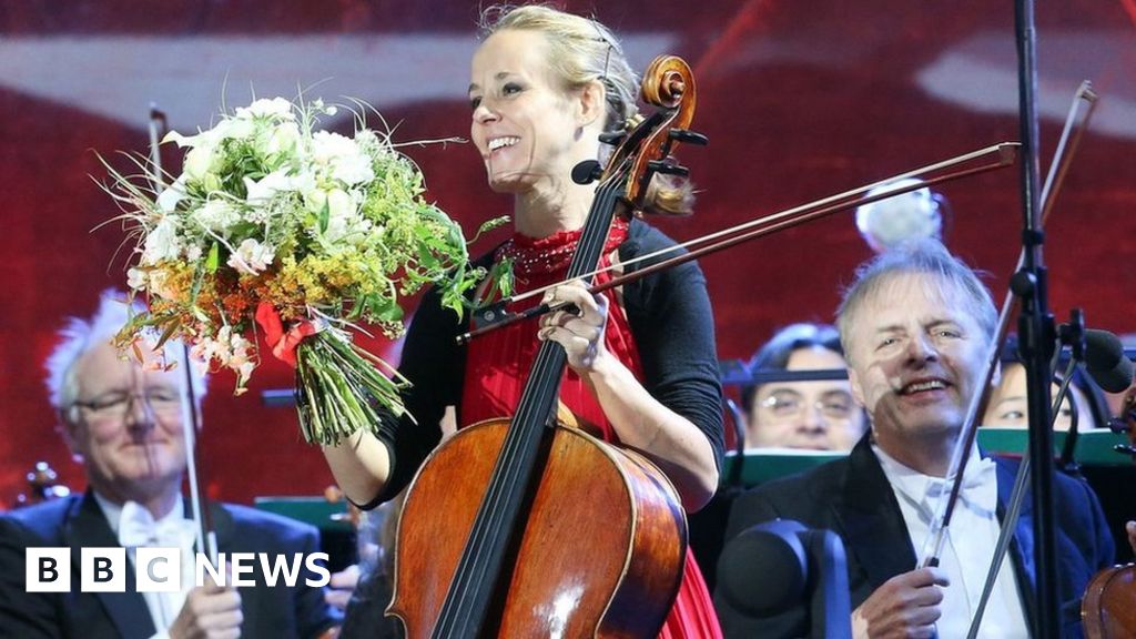 BBC Proms: Cellist Gabetta on first-night spotlight - BBC News