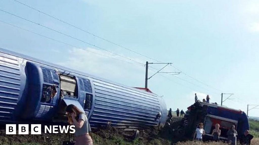 Turkey train derails en route to Istanbul, killing 10 - reports - BBC News