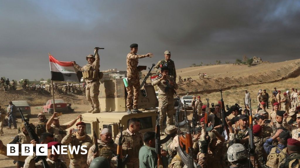 Mosul battle: Dodging the ghosts of IS during desert advance - BBC News