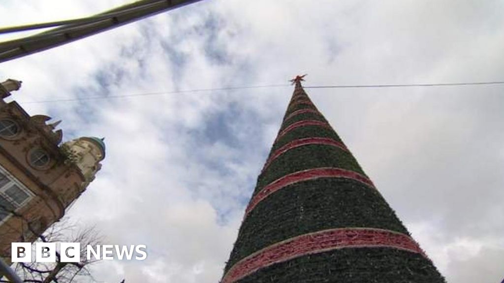 'Britain's worst Christmas tree' replaced - BBC News