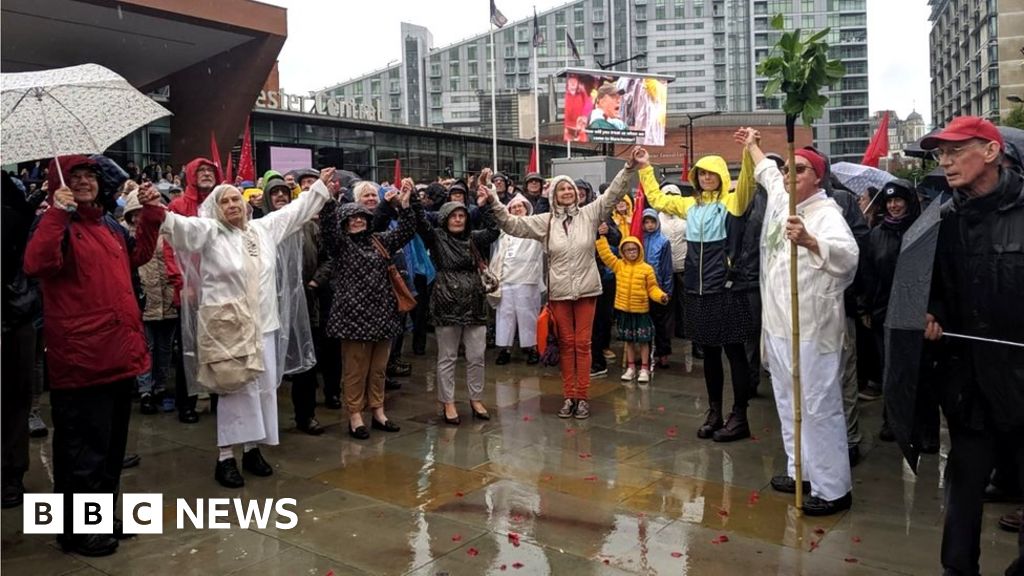 Peterloo anniversary: Hundreds gather in Manchester - BBC News
