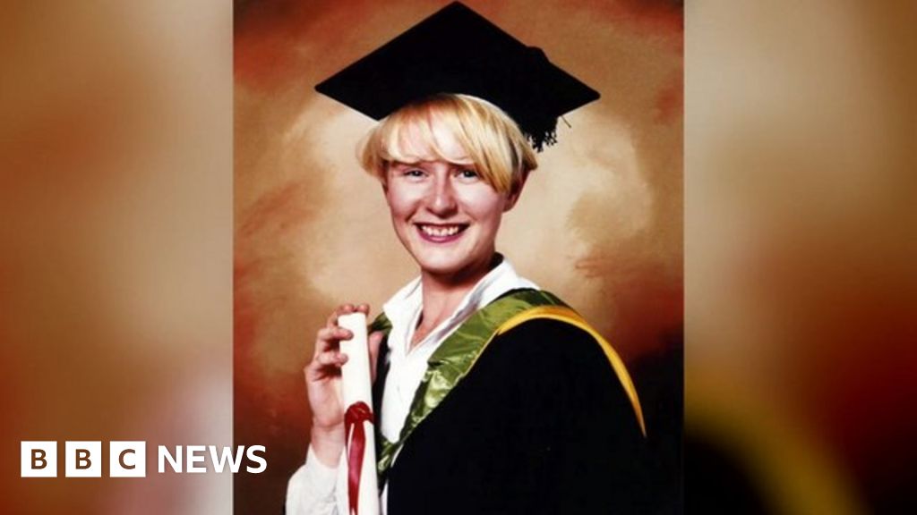 Melanie Hall murder: Police renew appeal for information - BBC News