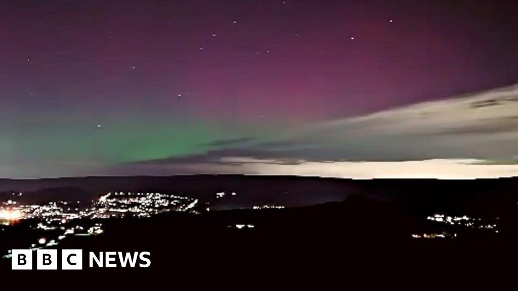 Watch: Time-lapse of northern lights over town - BBC News