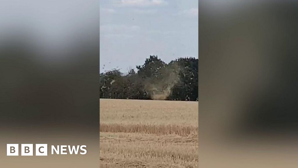 Dust devil: Footage shows whirlwind blowing in Worcestershire - BBC News