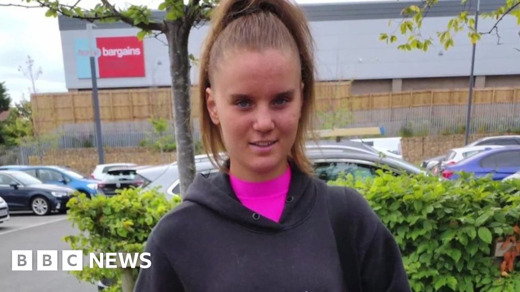 Holly Newton: Tree planted in memory of stabbed teenager - BBC News