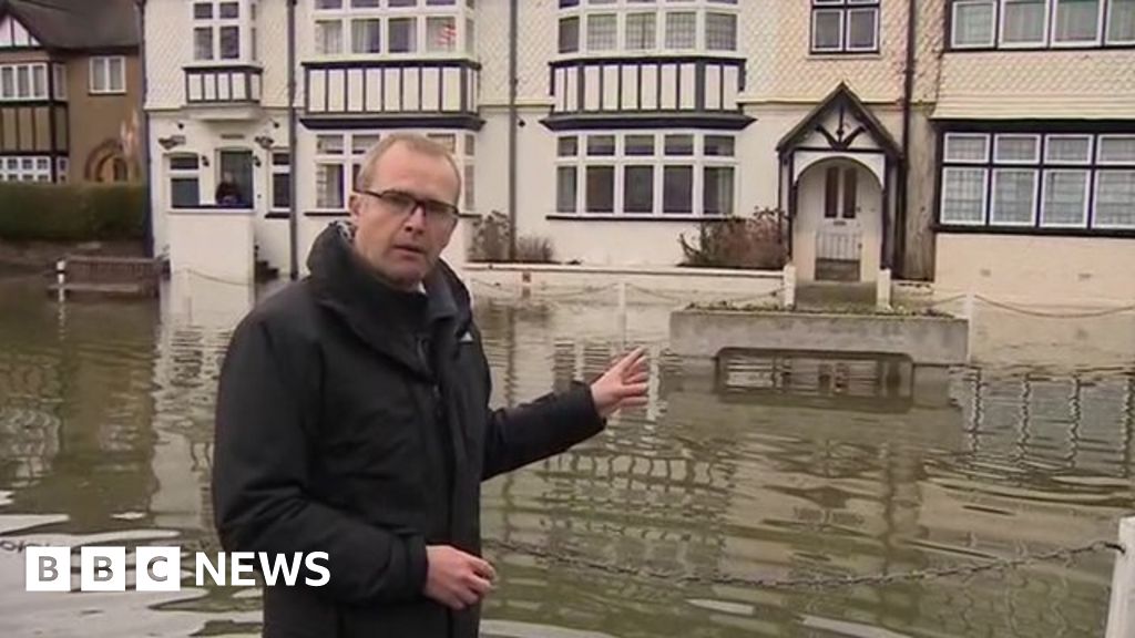 Datchet in Berkshire flooded as Thames rises - BBC News
