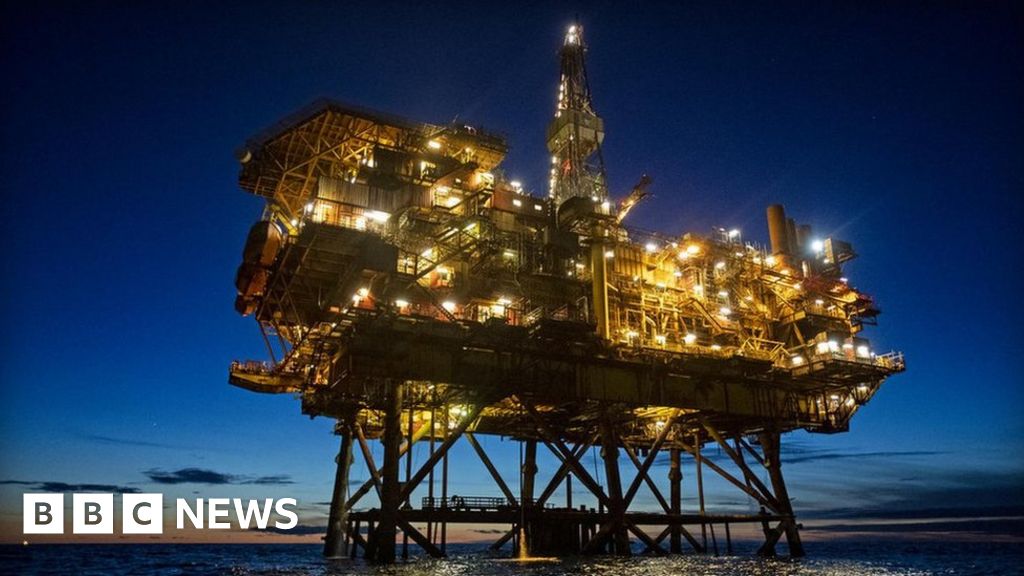 Greenpeace ends of occupation of Brent oil field platform - BBC News