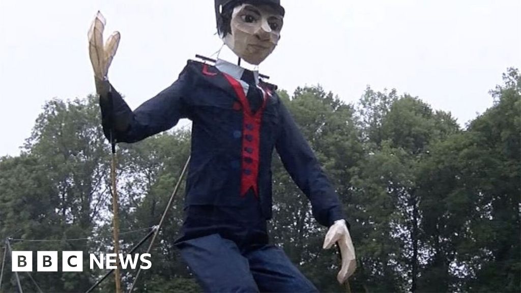Bolton's giant 26ft puppet brings Gulliver to life