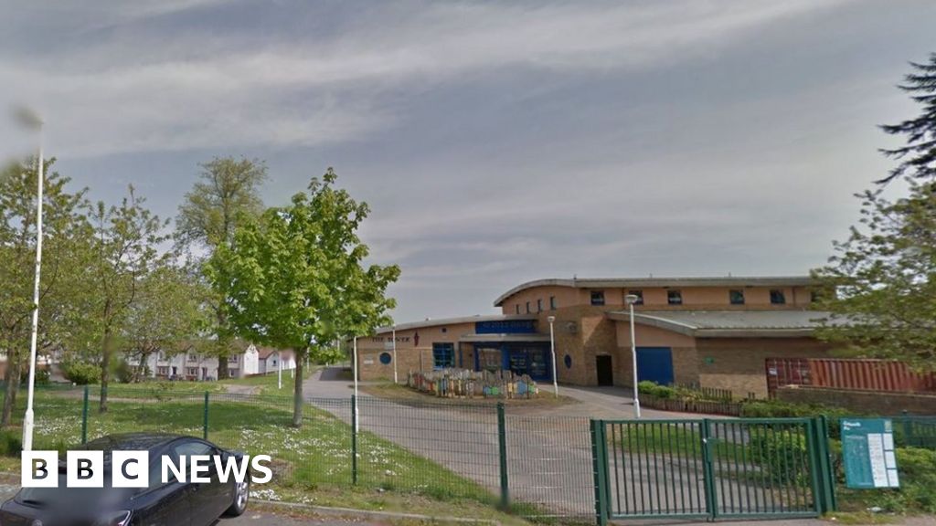 Balaclava gang target Castlemilk teenager in murder bid - BBC News