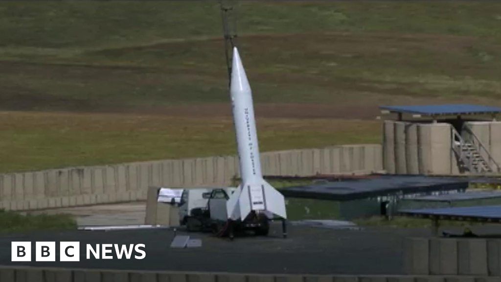 Space tourism pioneer Starchaser holds rocket test - BBC News