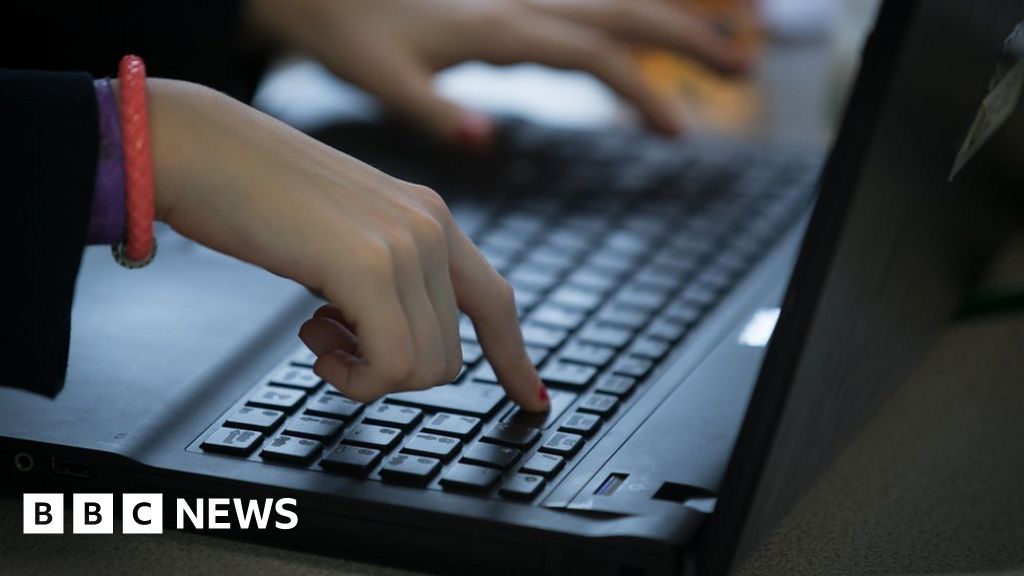 NSPCC's online lessons call to tackle child grooming - BBC News