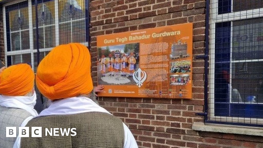 New heritage panels to celebrate Leicester's history - BBC News