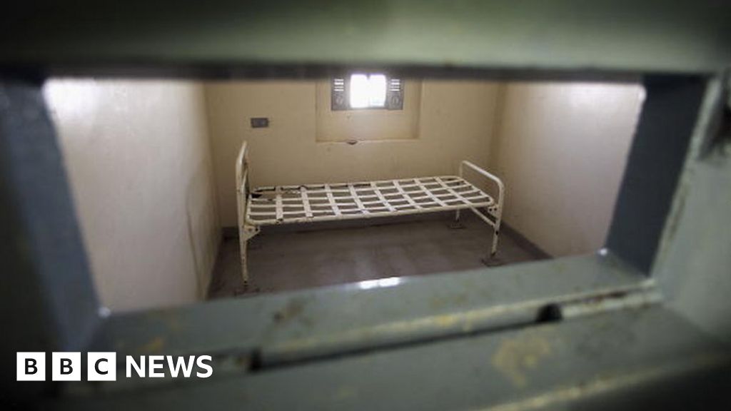 Prisoner in Parc, Bridgend, gets £3,750 for cell darkness - BBC News