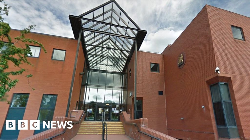 Leicester man denies rape and abduction of child - BBC News