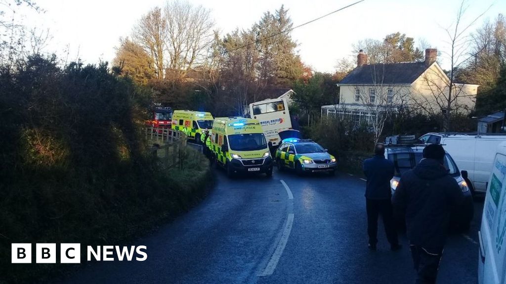 School coach crashes on A3078 in Cornwall - BBC News