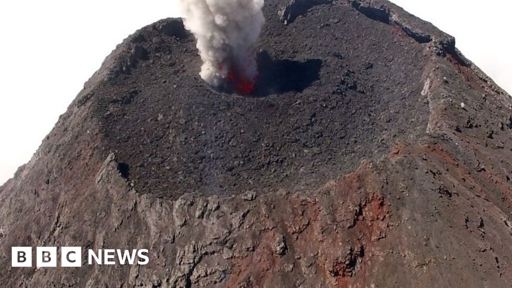 Volcanic eruption captured by drones in Guatemala - BBC News