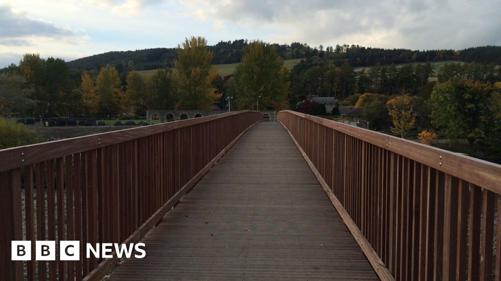 African timber used for new Selkirk footbridge - BBC News
