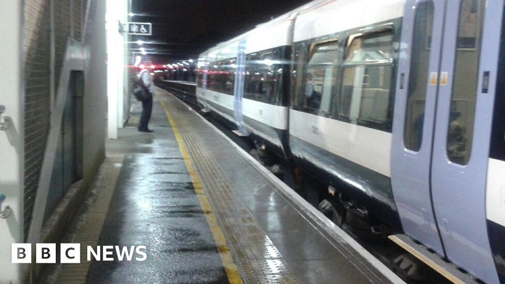 First class faces axe in Southeastern rail franchise deal - BBC News