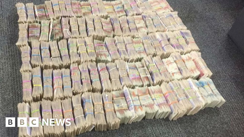 Police seize £465,000 cash in Leicestershire van stop - BBC News