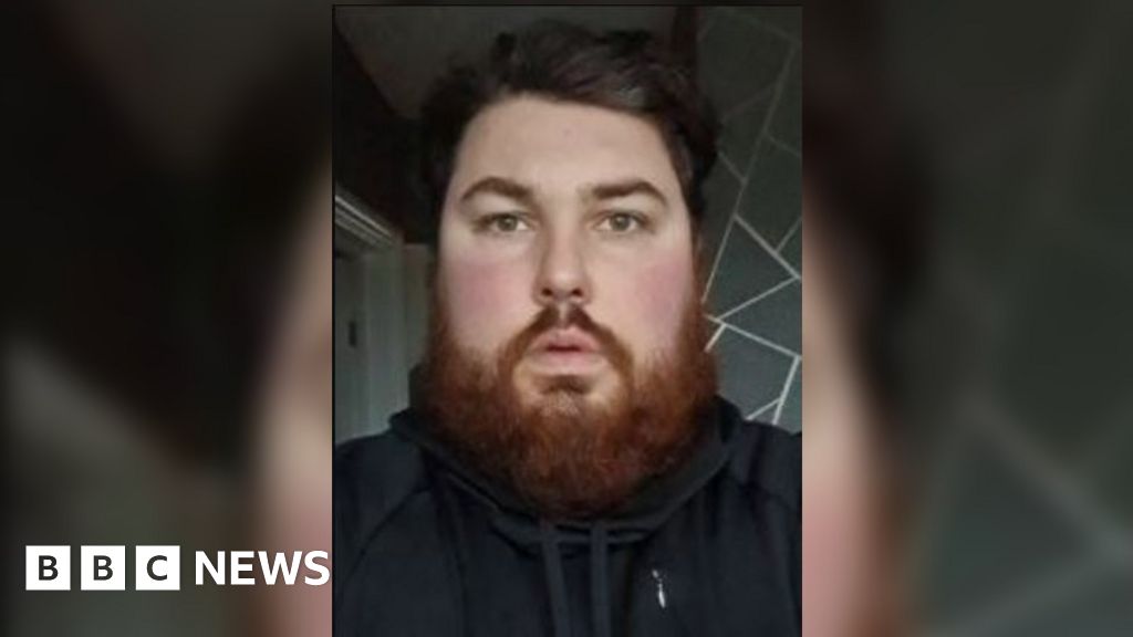 Hull man jailed for taking deposits for fake caravan breaks - BBC News