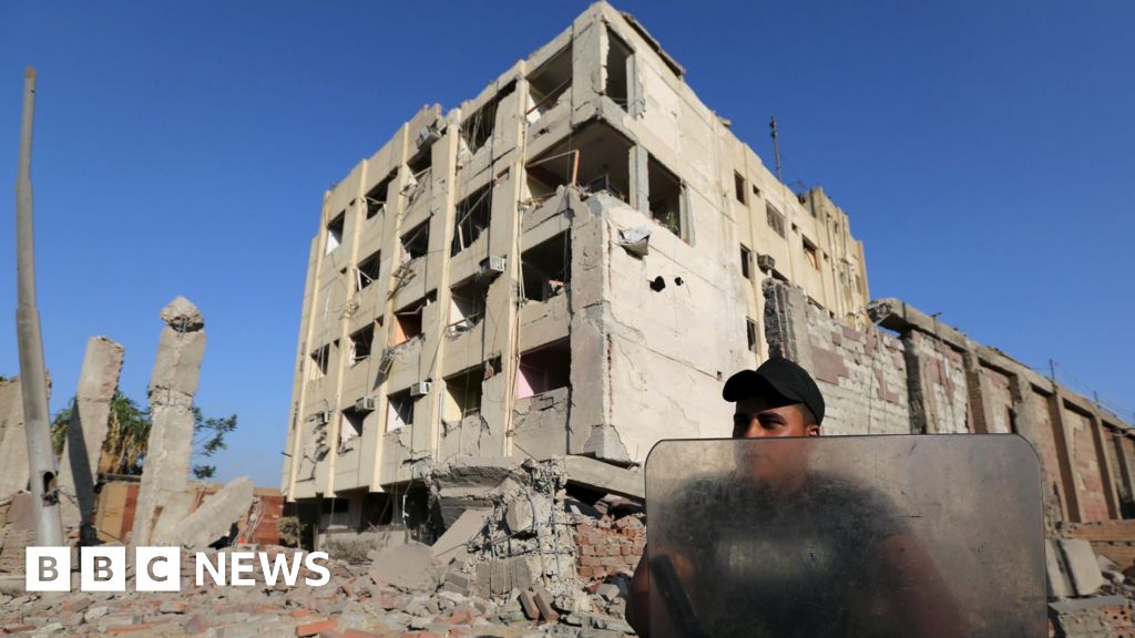 Egyptian security building in Cairo rocked by bomb blast - BBC News